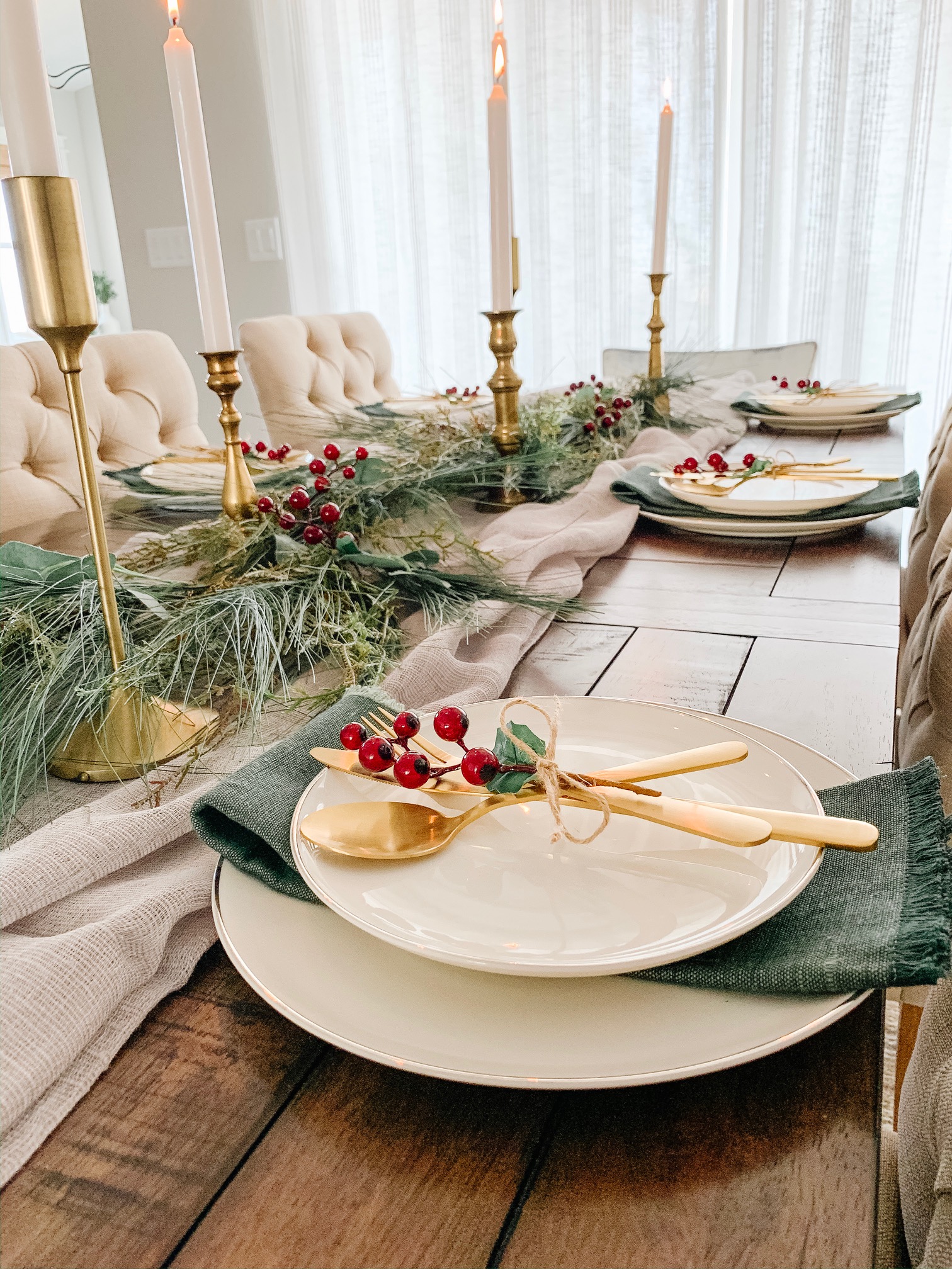 Christmas Tablescape- How To Design a Simple Centerpiece