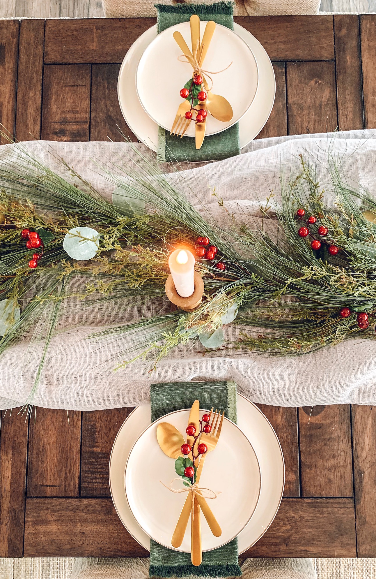 Christmas Tablescape- How To Design a Simple Centerpiece