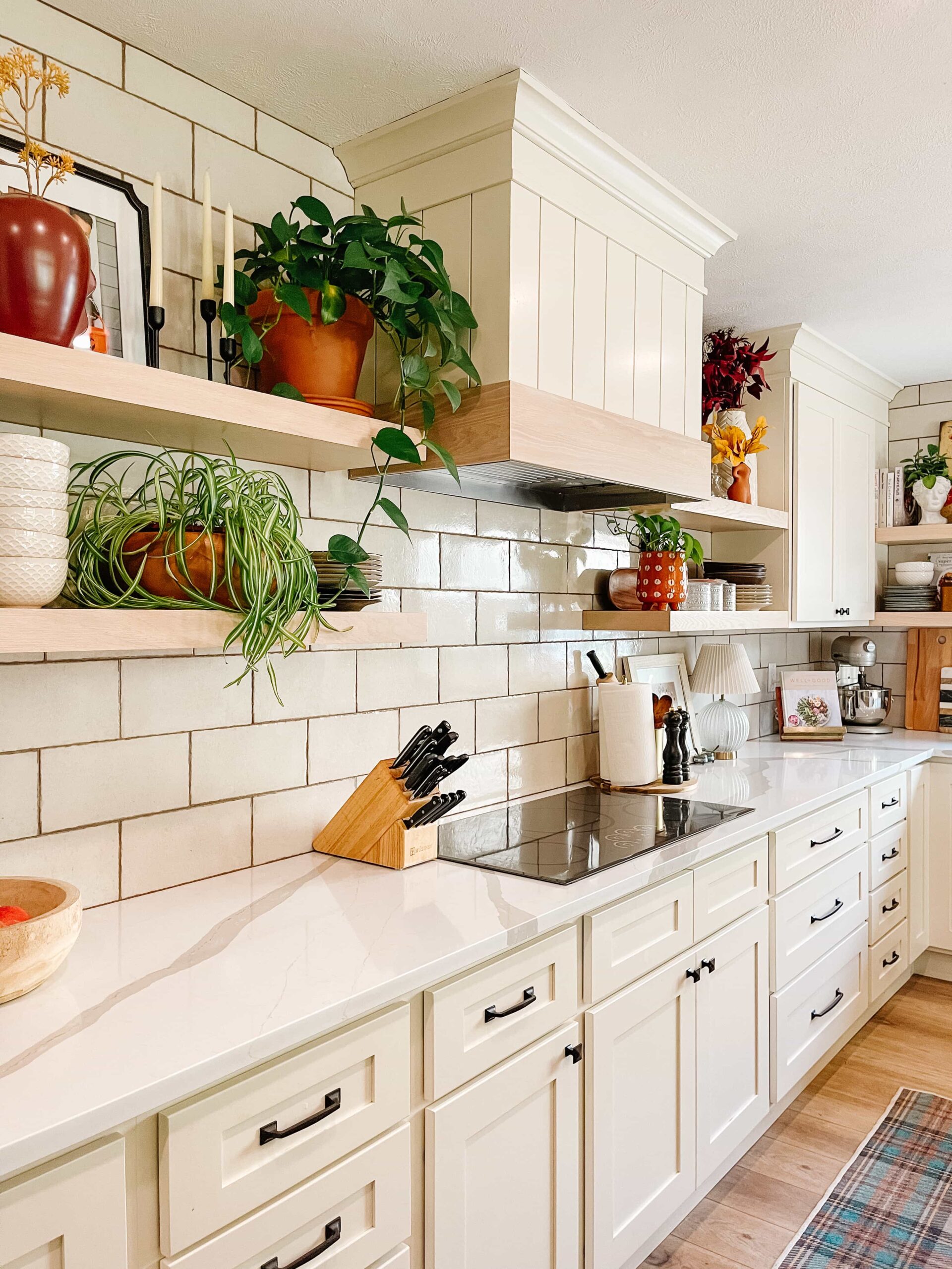 How to Decorate Kitchen Shelves: Kitchen Shelf Decor Ideas