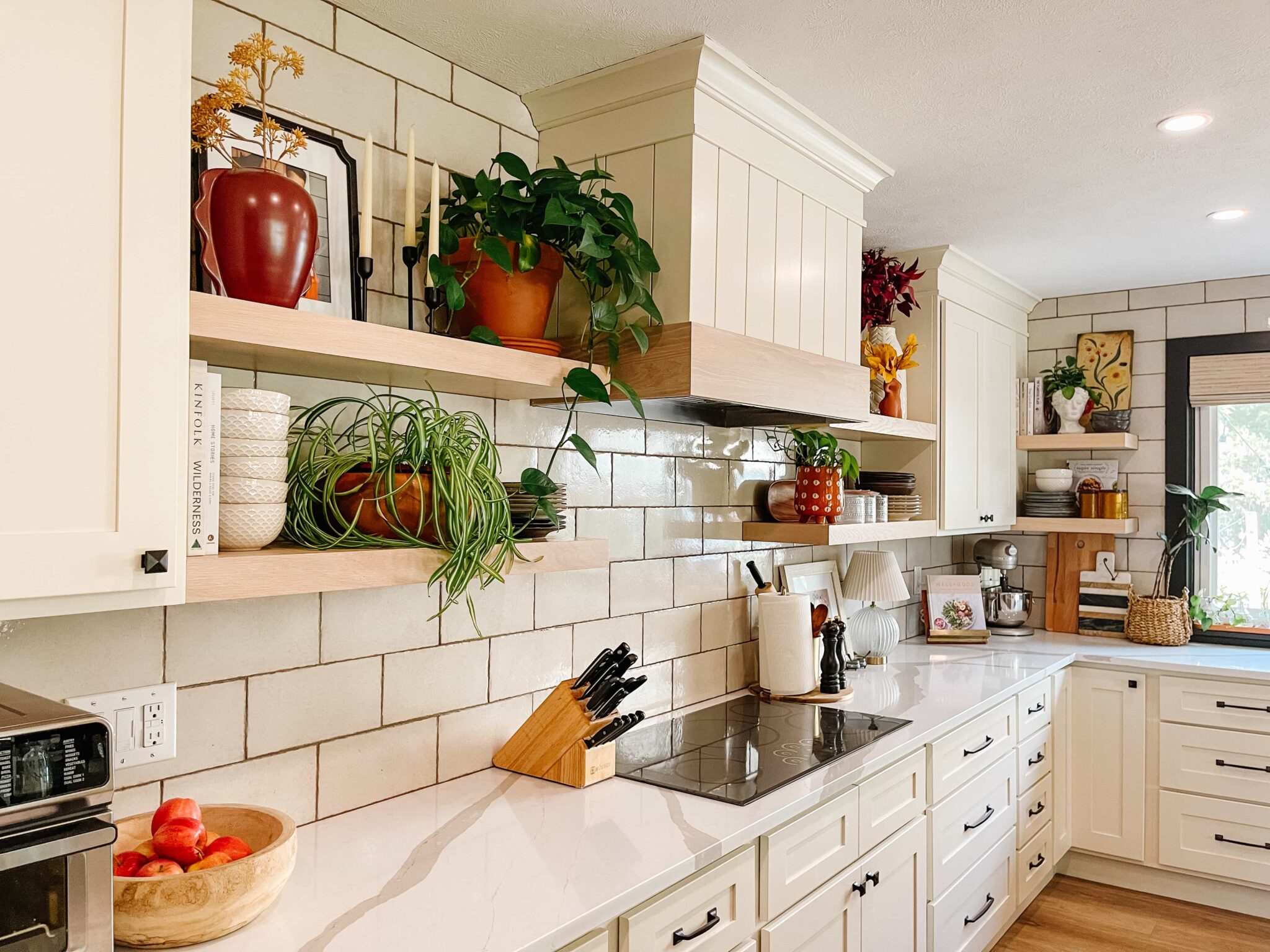 How to Decorate Kitchen Shelves: Kitchen Shelf Decor Ideas