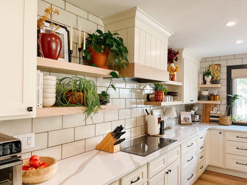 How to Decorate Kitchen Shelves: Kitchen Shelf Decor Ideas