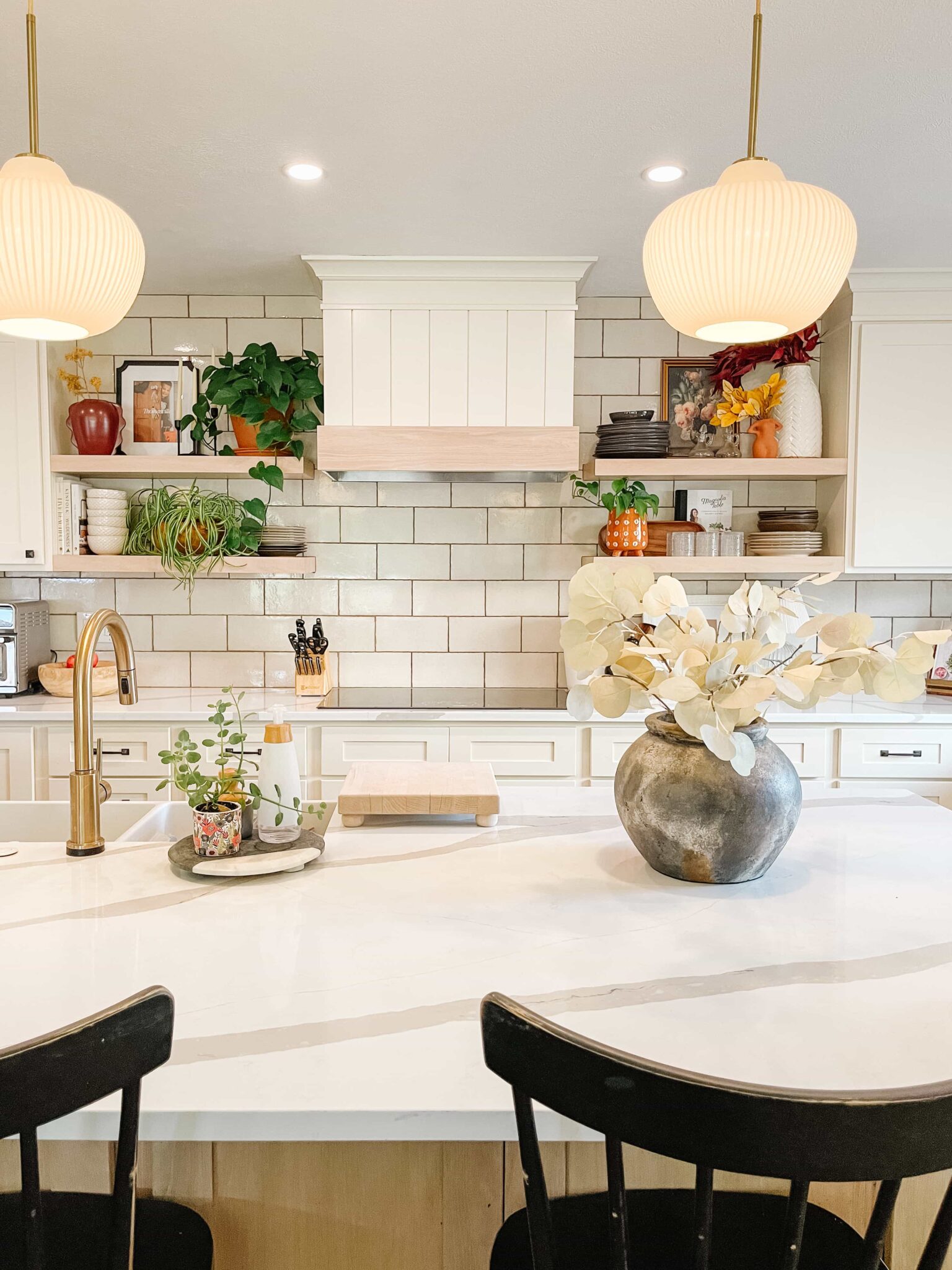 How to Decorate Kitchen Shelves: Kitchen Shelf Decor Ideas